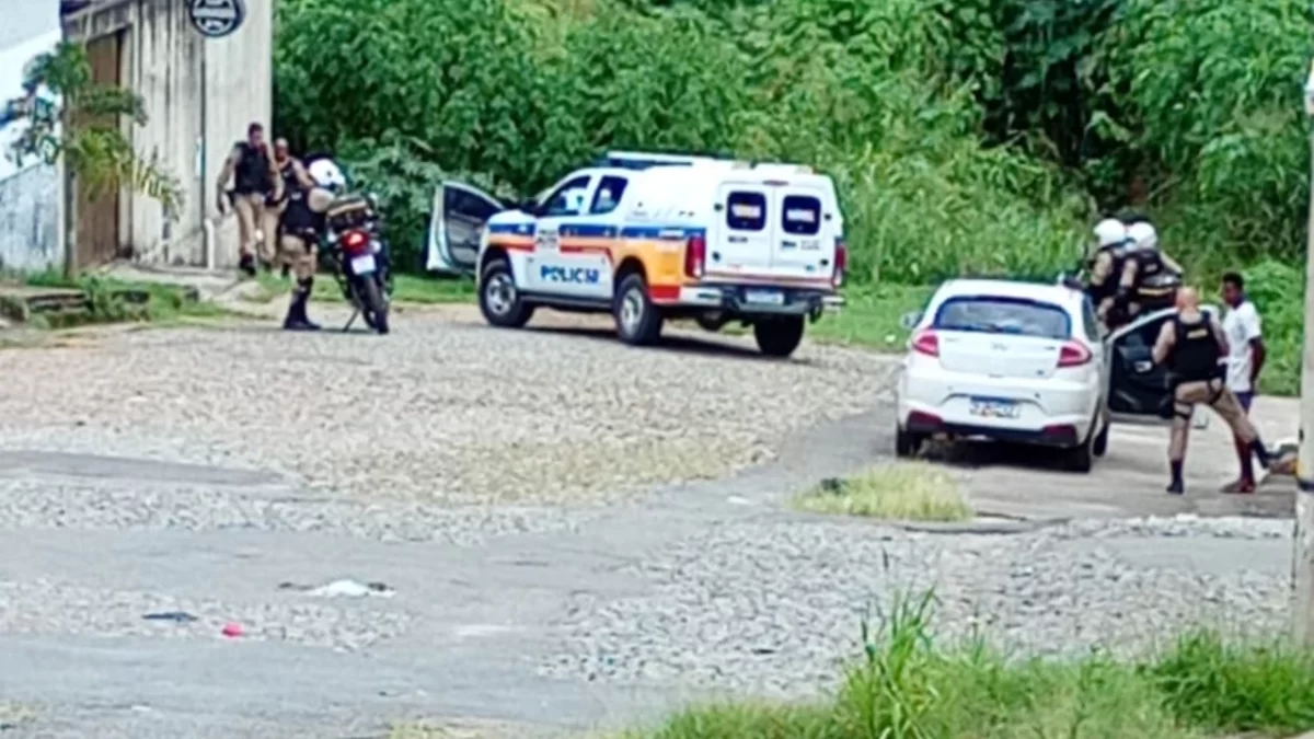 Homem fica ferido após levar tiro no tórax e carro fica crivado de ...