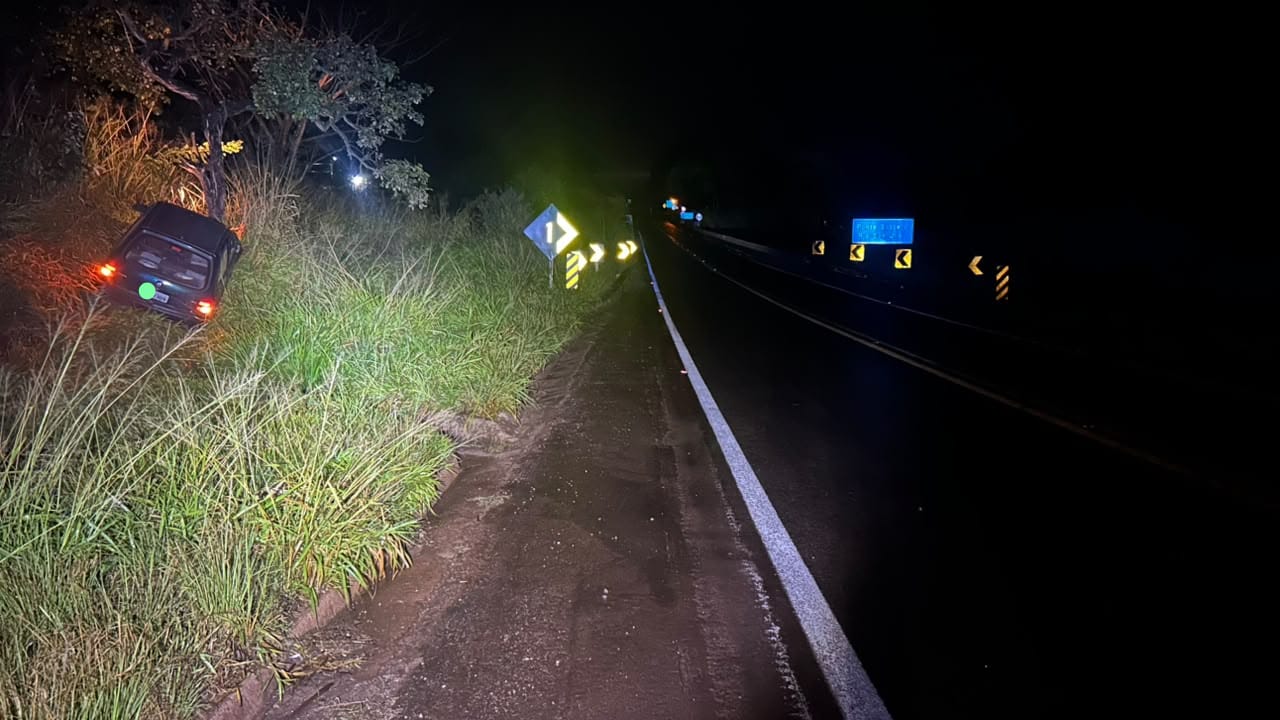Carro sai da pista na MG-050 e deixa passageira ferida em Itaúna ...